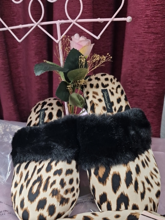 Victoria's Secret | Shoes | Victorias Secret Leopard Print Faux Furtrim ...